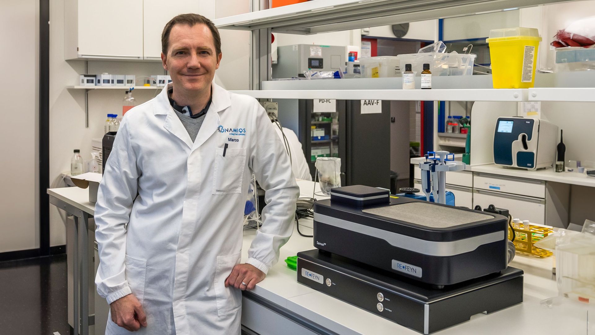 Implementing the SamuxMP mass photometer - DINAMIQS